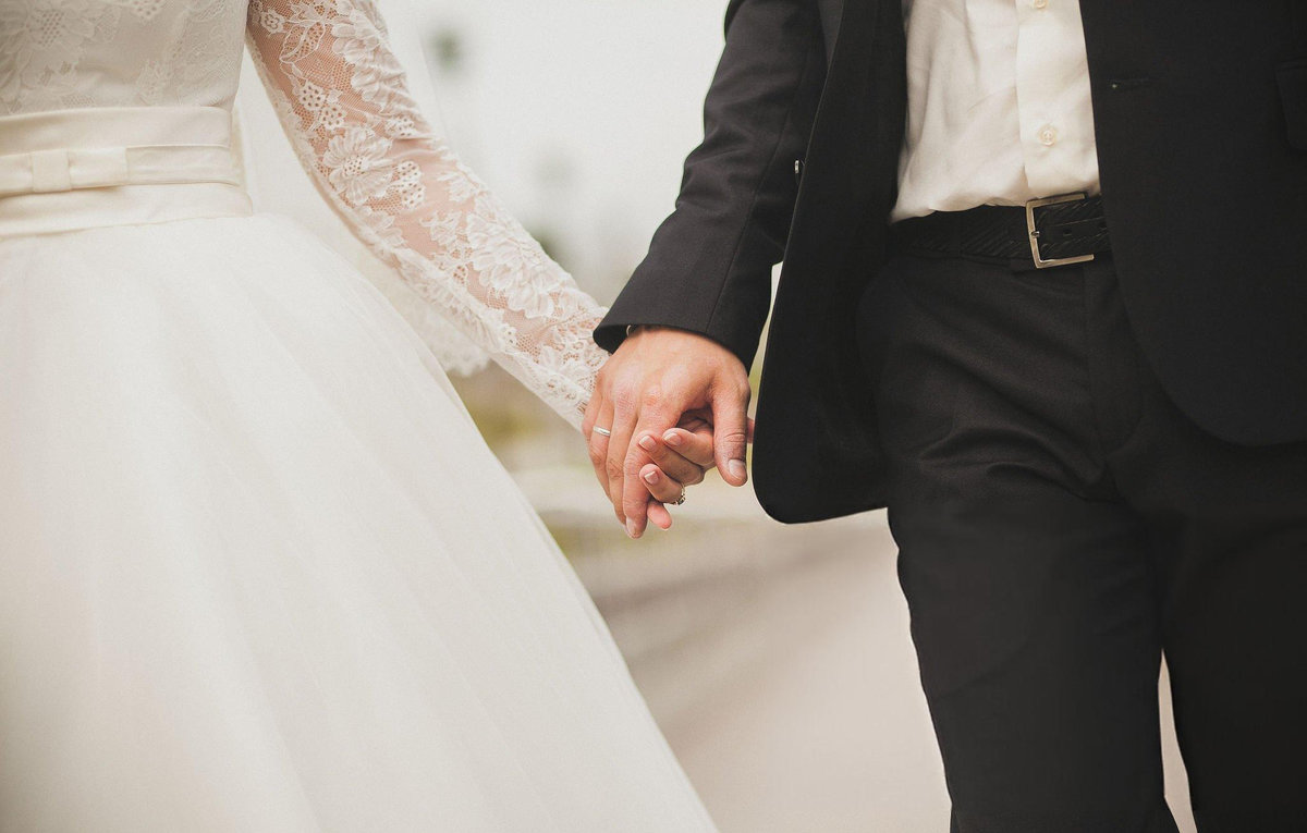 Wedding Ring Styles Guide: Wide Bands, Two-Tone & Diamond Options